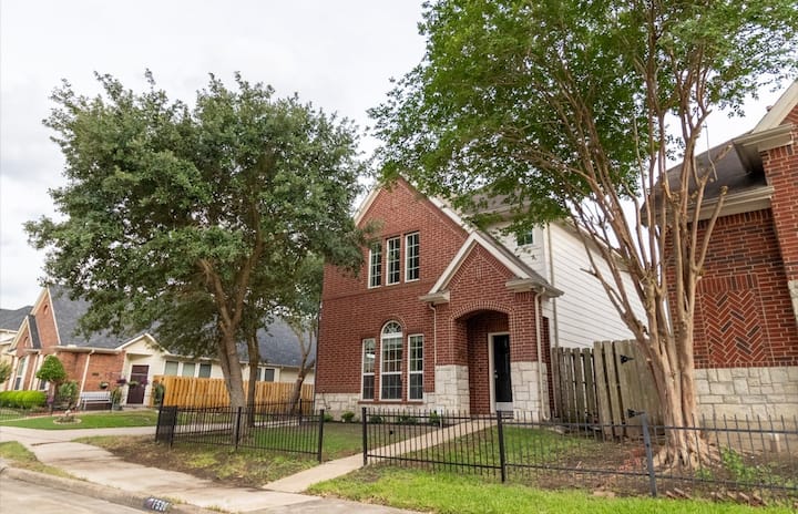 Cozy Houston House W/ Yard Near Everything! - Stafford, TX