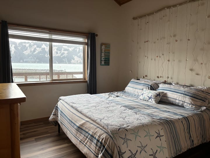 Beautiful Harbor View Apartment With Private Deck - Seldovia, AK