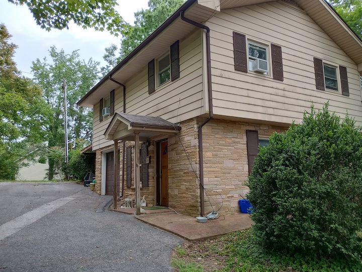 Plenty O Space In Blacksburg- And Walking Distance - Blacksburg