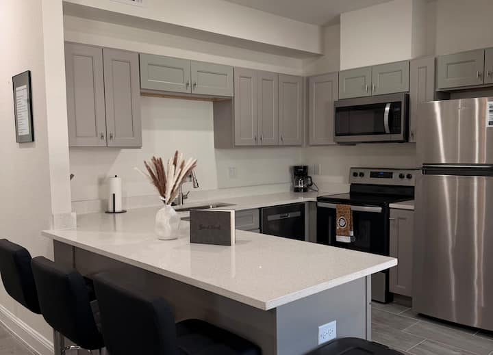 The Solace Retreat | 3 Beds | Near Nrg + More - Houston, TX