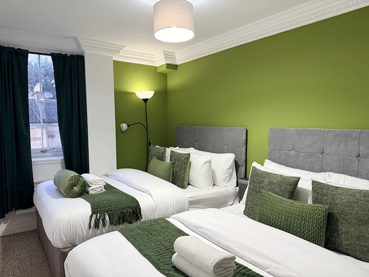 The Caledonian House | Pool & Parking | Sleeps 8 - Edinburgh