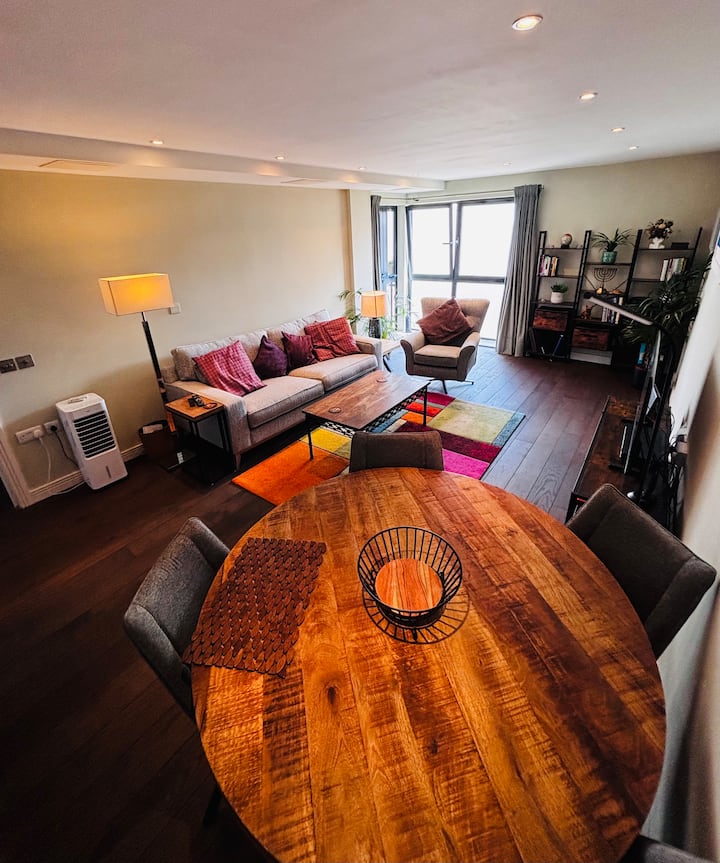 Modern Suburban 1 Bed Flat - 서비톤