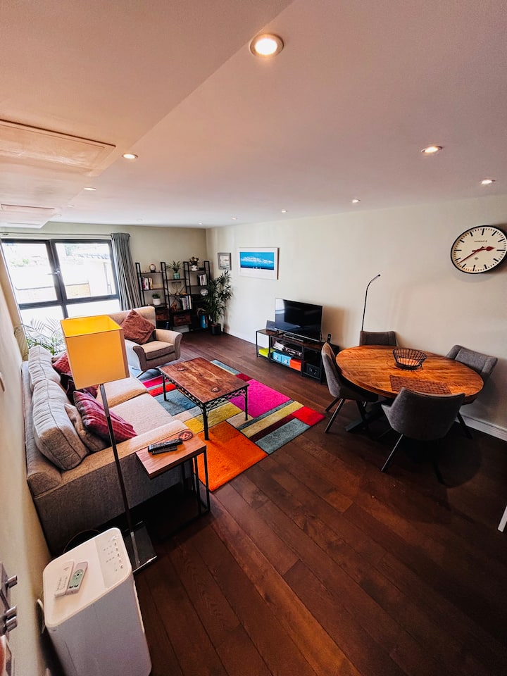 Modern Suburban 1 Bed Flat - Surbiton