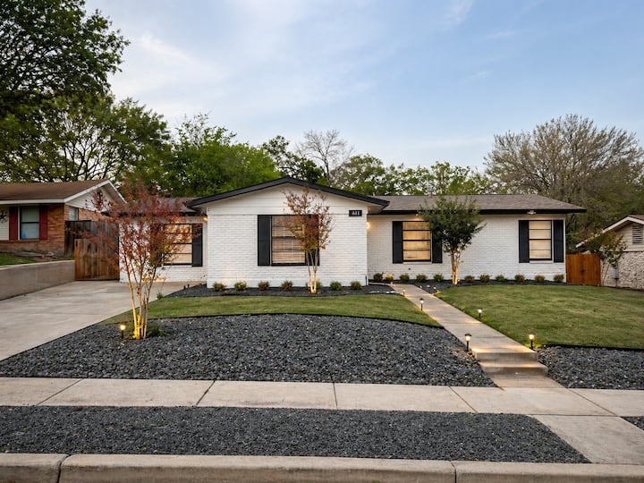 Stylish 3br2bath W/ Pool + Deck | Near Everything - Oak Hills - San Antonio