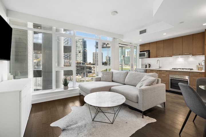 Ultra Modern 1 Bed 1 Bath 1 Parking Yaletown Condo - Vancouver