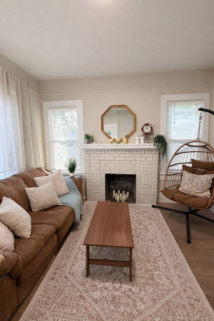 Family Coffee House, Pet Friendly & Private Yard - Jacksonville, FL