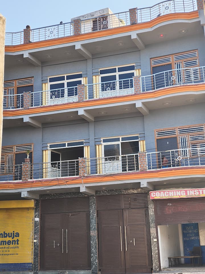 Friendly People We Do The Best To Comfort You Live - Morena