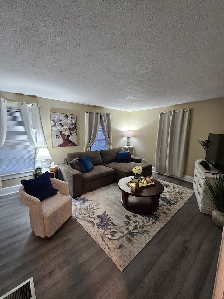 Stylish & Chic Stay Near Downtown Springfield - Springfield, IL