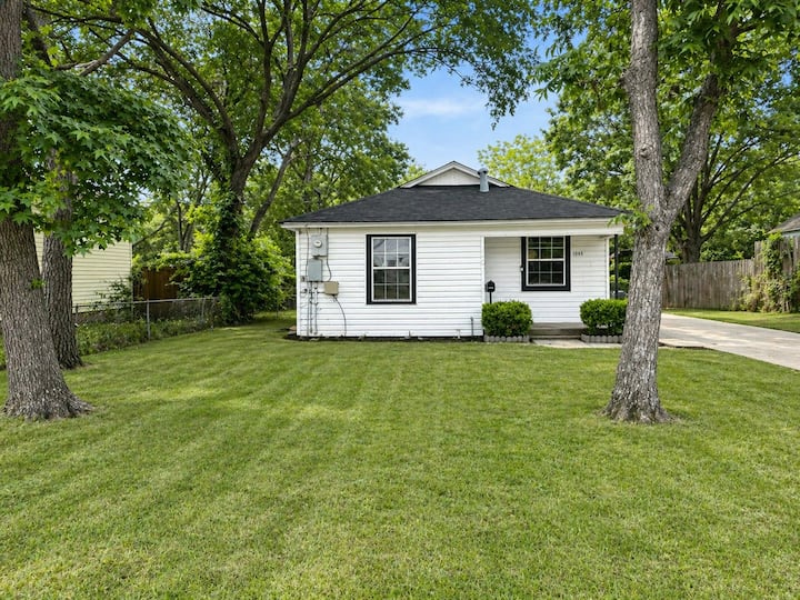 The Irving Cottage | Cozy 2br Near At&t Stadium - Irving, TX