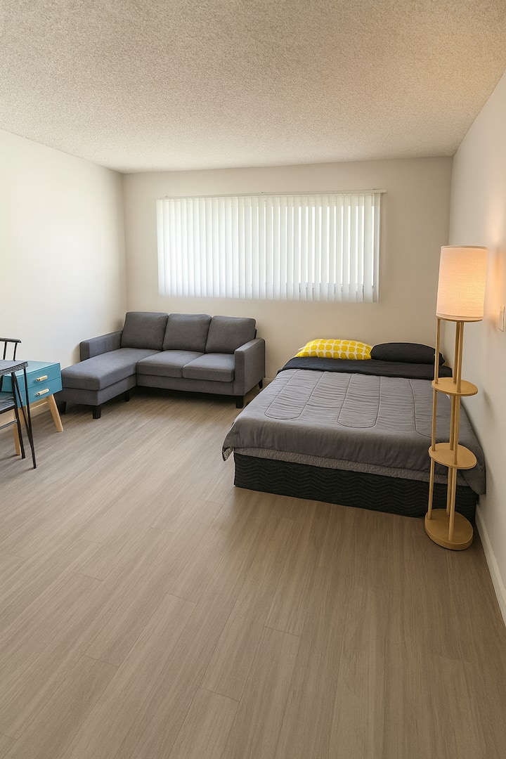 Cozy Private Room With Attached Bath W Parking - Redondo Beach, CA