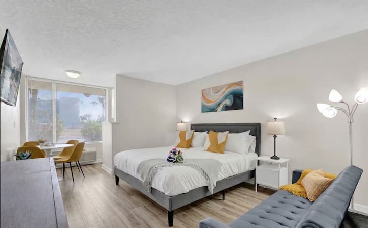 Beachfront Getaway: King Bed, Pool & Ocean Air - Daytona Beach, FL