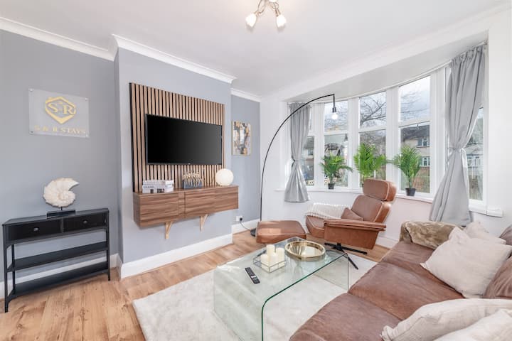 Modern City Centre Home, Ideal For Groups. Hot Tub - Wolverhampton