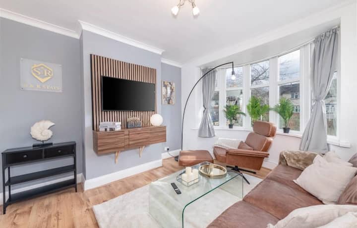 City Centre House With Hot Tub - Wolverhampton