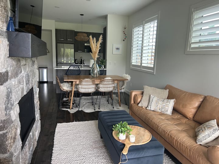 Oasis In The Blue Mountains (Collingwood) - Collingwood