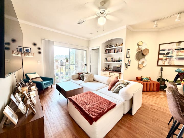 Urban Jungle Retreat W/ Balcony And King Bed - Austin, TX