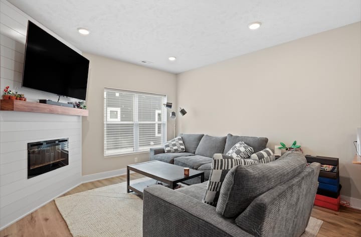 Little Italy Modern Townhouse Retreat - Omaha, NE