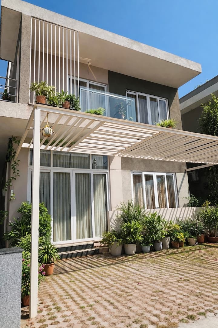 Luxury Villa Near Airport For Families & Business - India