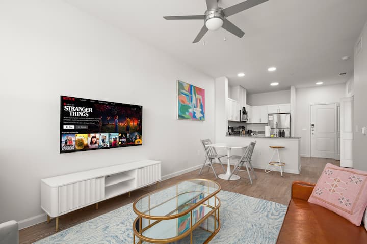 Cozy Contemporary Getaway W/ Pool, Gym & Wi-fi - Pflugerville, TX