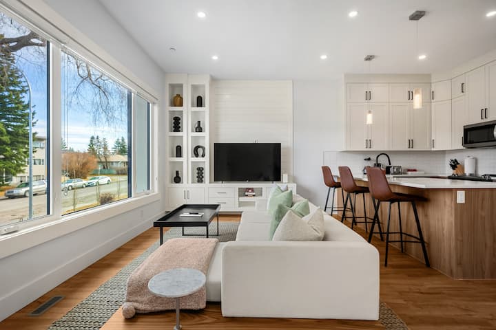 Bright Stylish 3br | Ac | Sleeps 5 | 13 Min To Dt - Canada