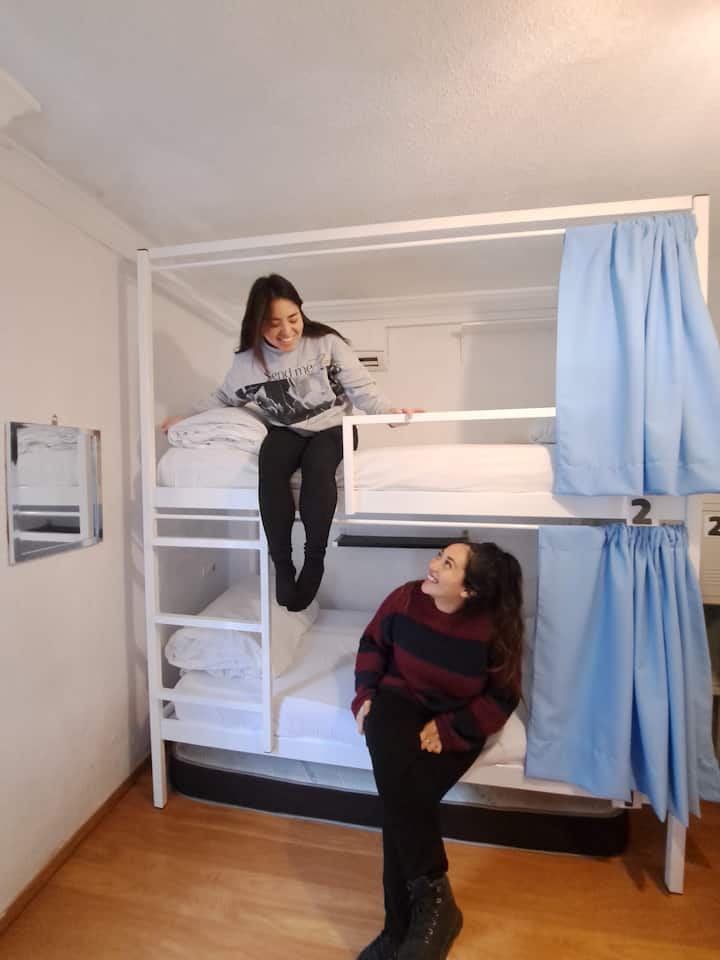 Cama En Dormitorio Femenino X4 - Granada, Spain