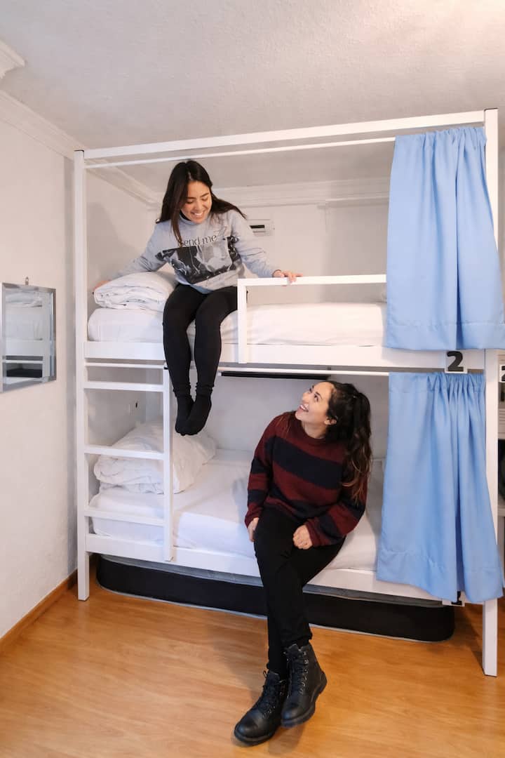 Cama En Dormitorio Femenino X4 - Grenade