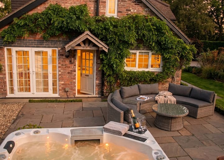 Curlew Cottage | Hot Tub, Alpacas & Spa |Knutsford - Knutsford
