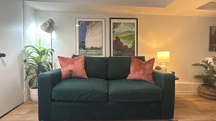 Cozy, Charming, Central. All Are Welcome - Toronto