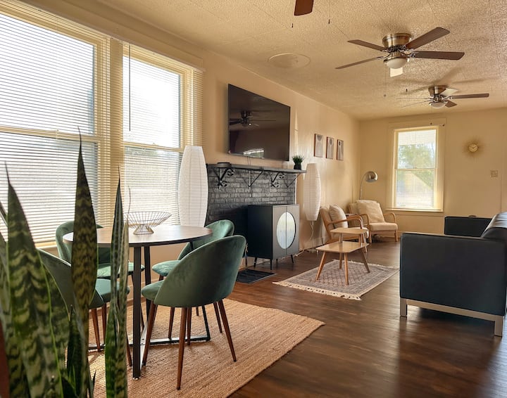 2 Bedroom Home Near Downtown Visalia - Visalia, CA