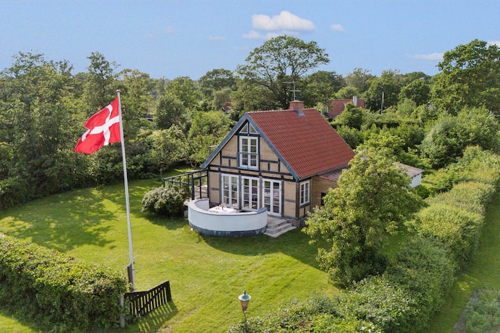 Charmerende Sommerhus I 1. Række - Ebeltoft