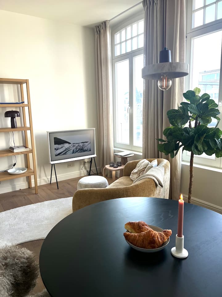 Bright 1br Retreat W/ Balcony & Parking - Antwerp