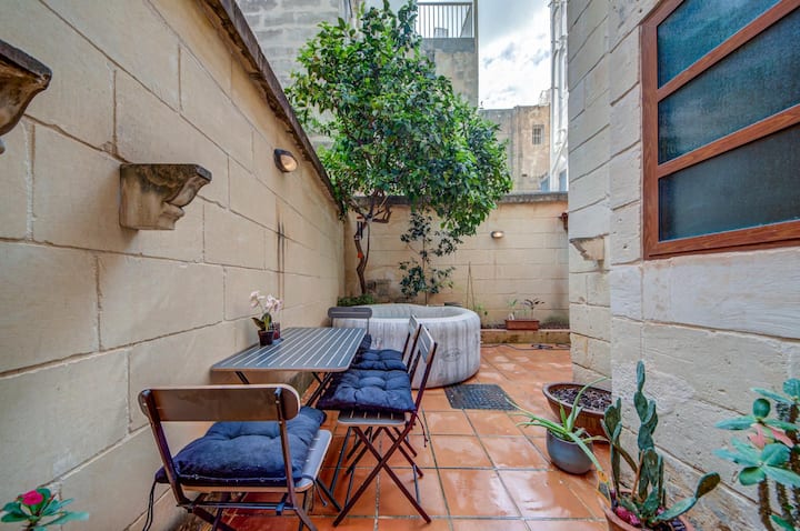 Timeless 3br Sliema Townhouse W/ Hot Tub - Valeta