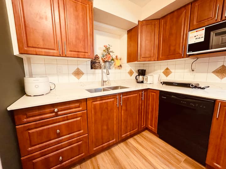 Modern 2br Suite Near Burnaby Deer Lake/fifa-ready - New Westminster