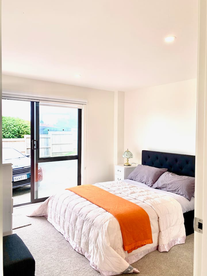Cosy Hidden Gem With A View - Near Top Schools - Auckland
