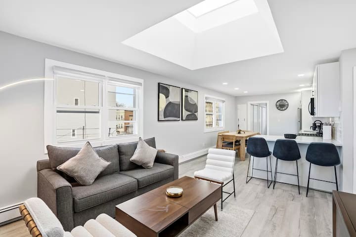 Spacious 2br Apt With Balcony/15 Min Bus To Nyc - East Rutherford, NJ