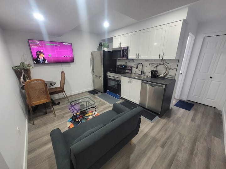 Cozy Private Suite In Quite Regina Neighborhood - White City
