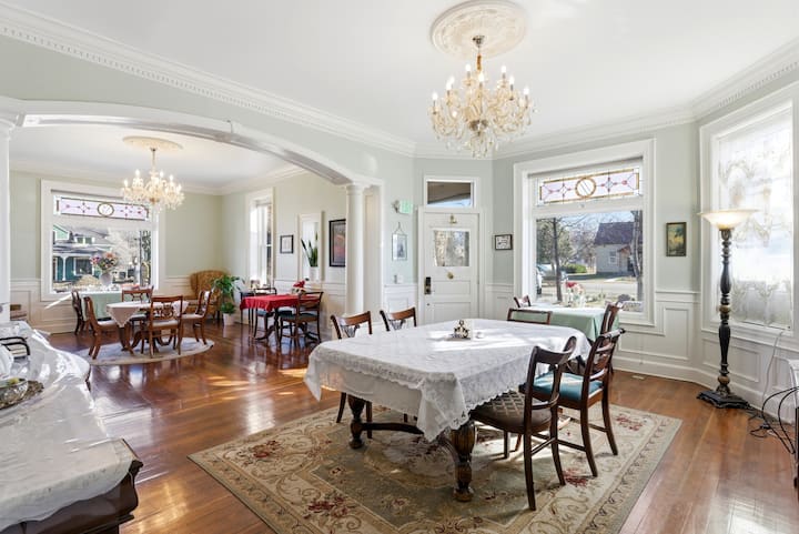 Tiffany Suite | Large Victorian Top Floor Suite - Midway, UT