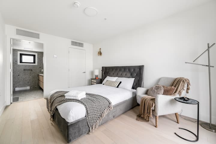 Warm & Modern 3br 2.5ba Retreat - Richmond, BC, Canada