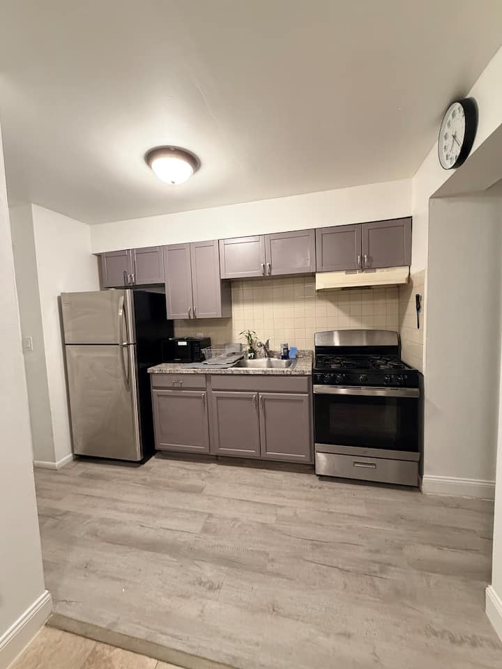 Cozy 2 Bedroom Apt, With Parking, 5 M. To Train - Yonkers, NY