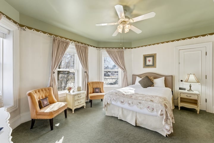 Spa Room | Sun Filled Room W Spa Bath - Midway, UT