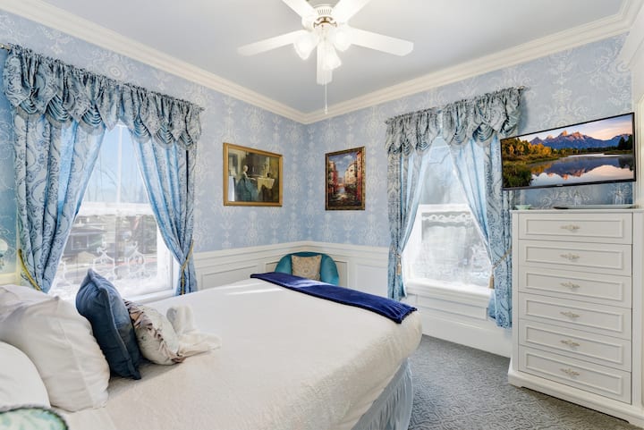 Blue Room | Corner Suite W 2-person Spa - Midway, UT