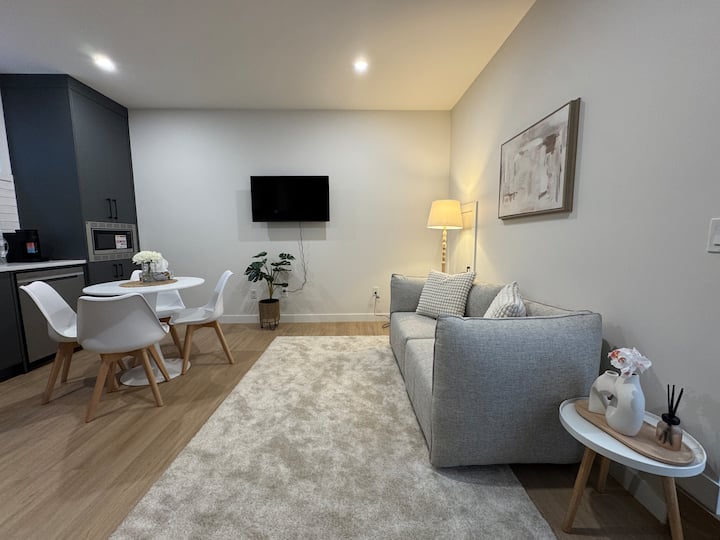 Cozy Nest - Calgary