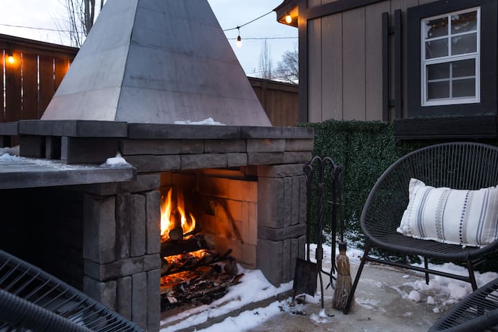 Alpine Elegance | Modern 2br Suite - Canadá