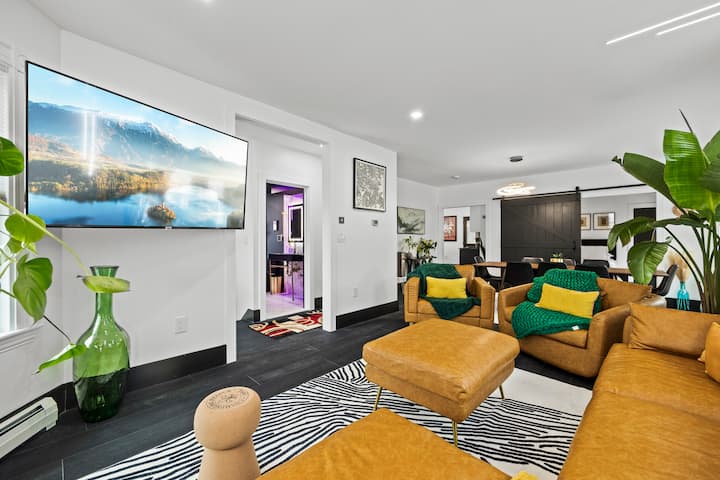 The Amazing Black & White Experience 4bd Moody St - Weston, MA