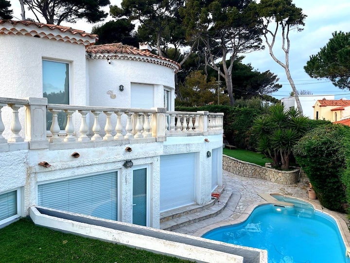 Riviera | Sea Views + Pool | Walk To Beach | 4bdr - Antibes
