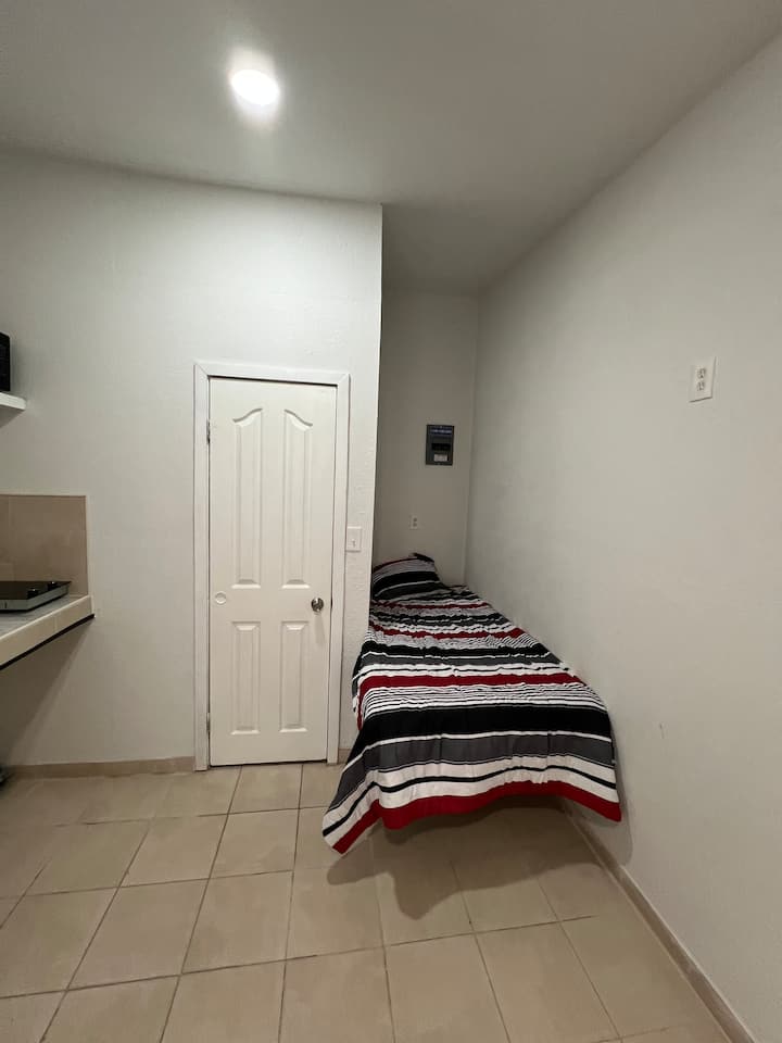 Amigable Y Esencial. B - Elgin, TX