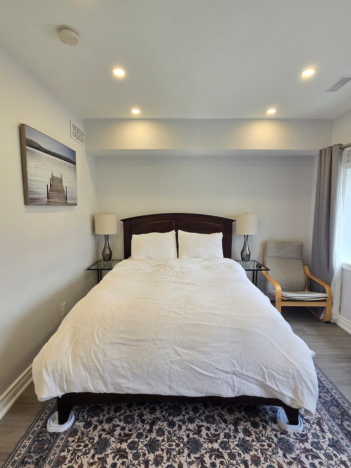 Stylish Sun-filled 2br @ Long Branch Go Station - Mississauga