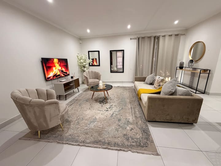 Comfort & Calm | Hurlingham 2-bedroom Stay - Randburg