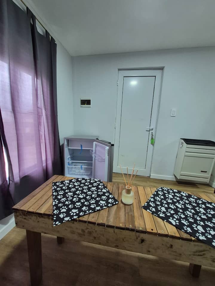 Hostel De 3 Piezas, Baño, Garage. Posee Escaleras - Bahía Blanca