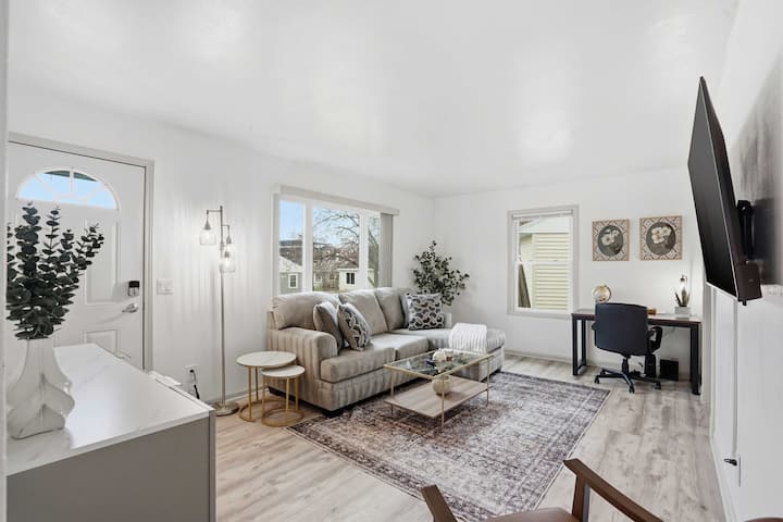 Madison Gem: 2br Home W/ Washer/dryer, Ac, Parking - Madison, WI