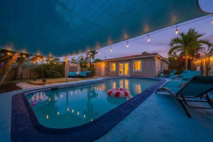 Tropical Escape -Pool, Outdoor Cinema & Near Beach - Fort Lauderdale, FL